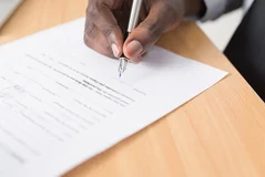 Acte de cautionnement : définition, fonctionnement, conséquences